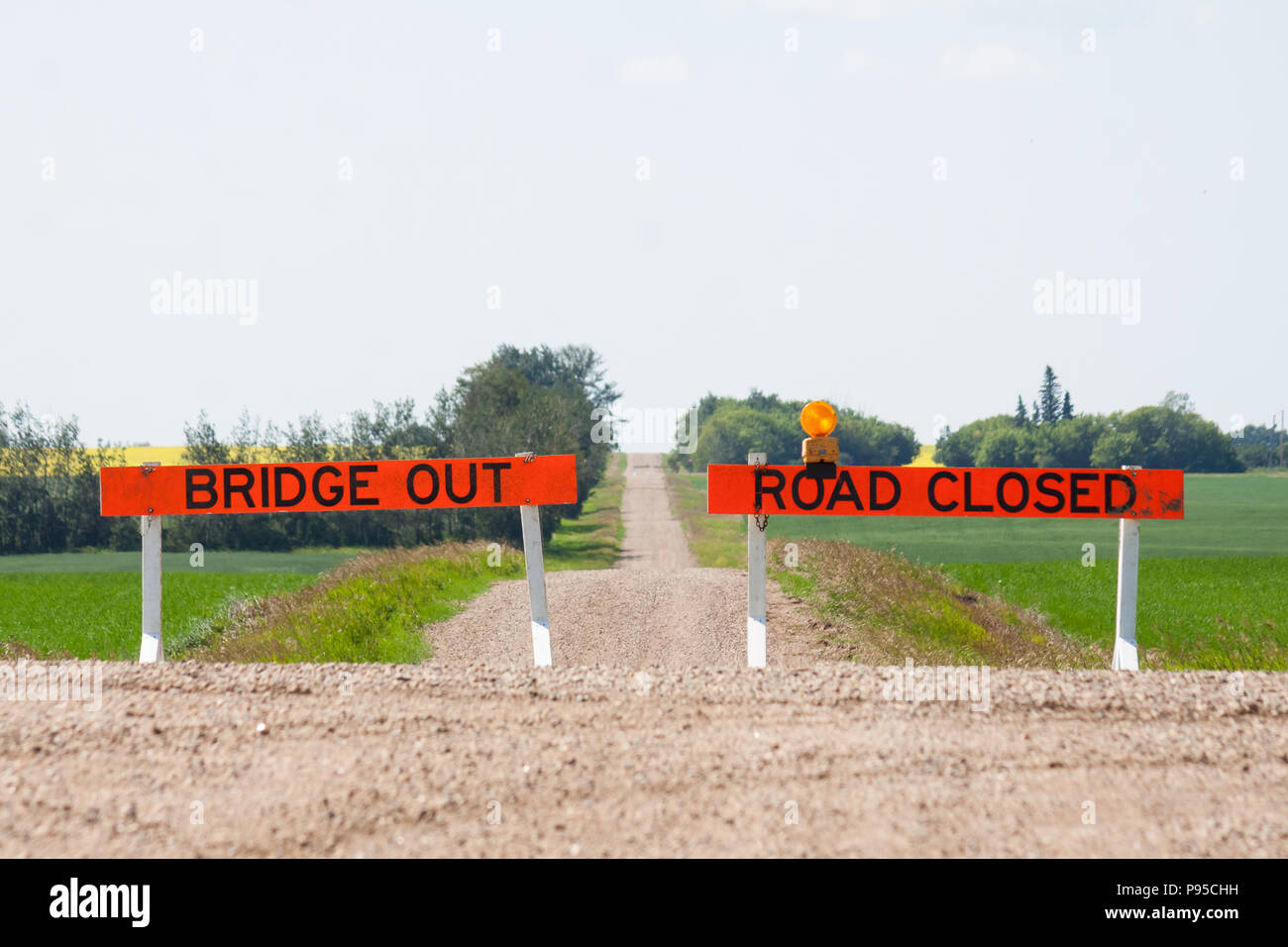 Road closed bridge sign hi-res stock photography and images - Alamy