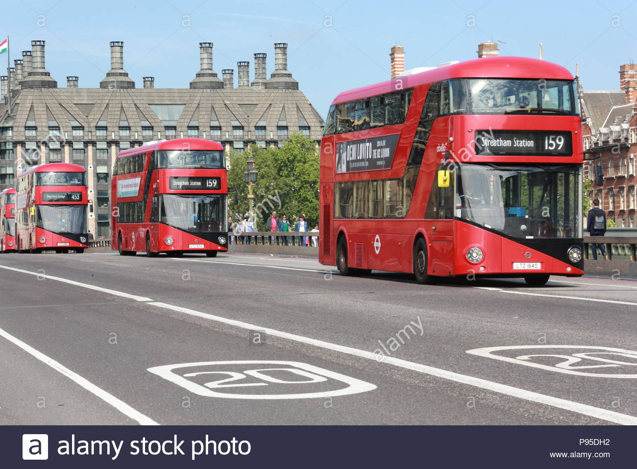 London red double decker buses hi-res stock photography and images - Alamy