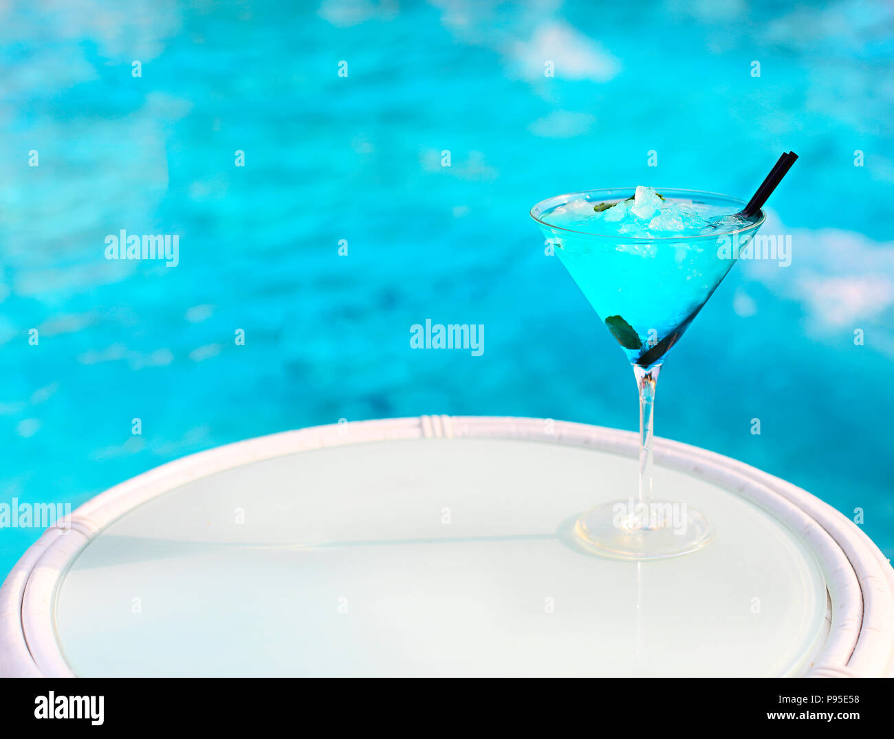 Poolside cocktails hi-res stock photography and images - Alamy