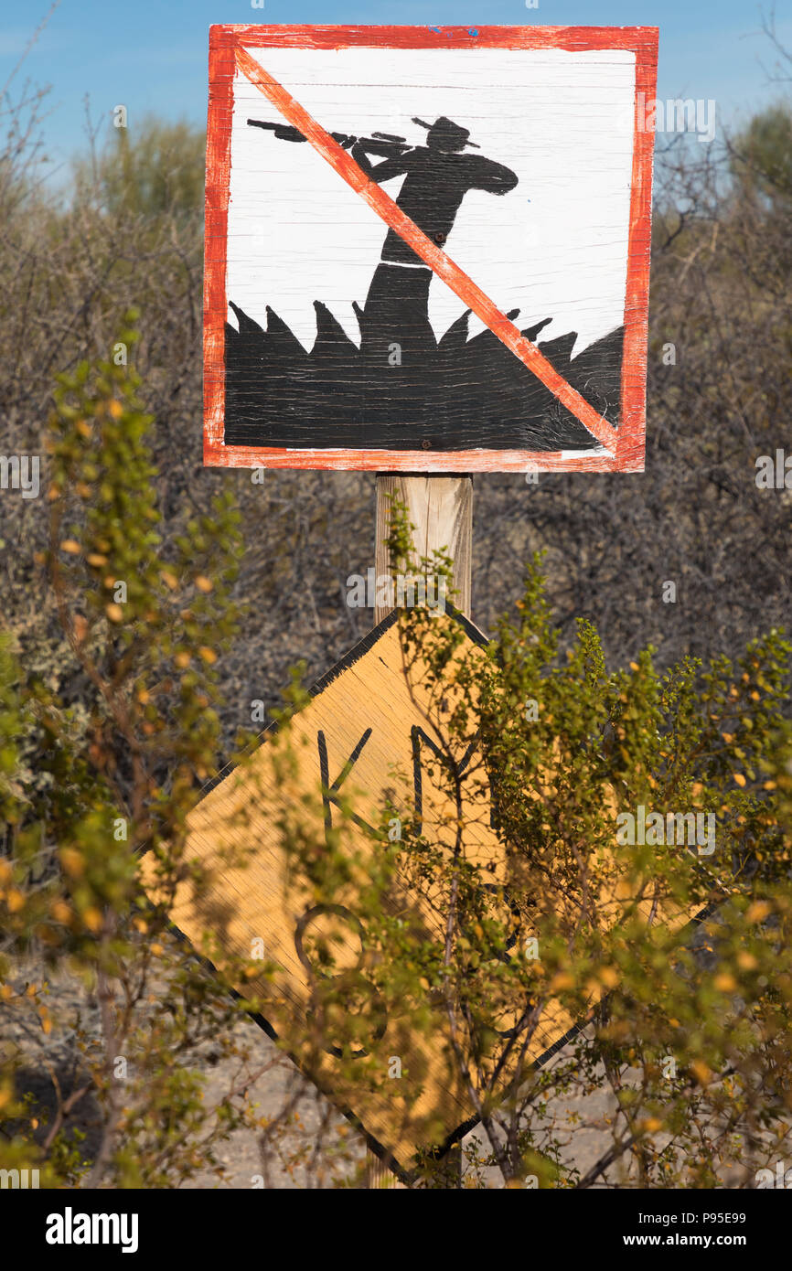 Shooting hunting prohibited sign hi-res stock photography and images ...