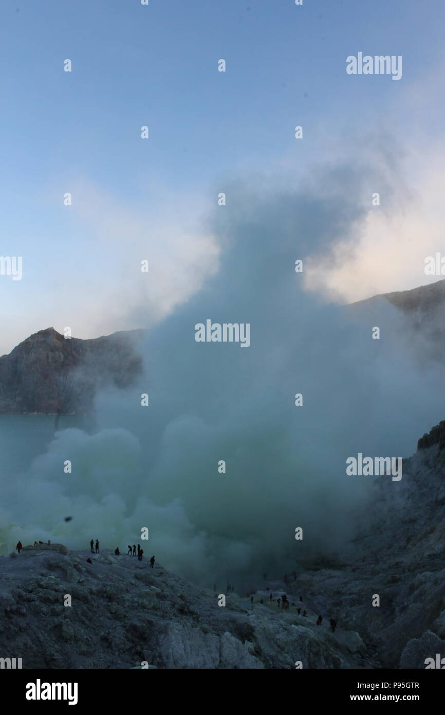Mt ijen sulfur miner hi-res stock photography and images - Alamy