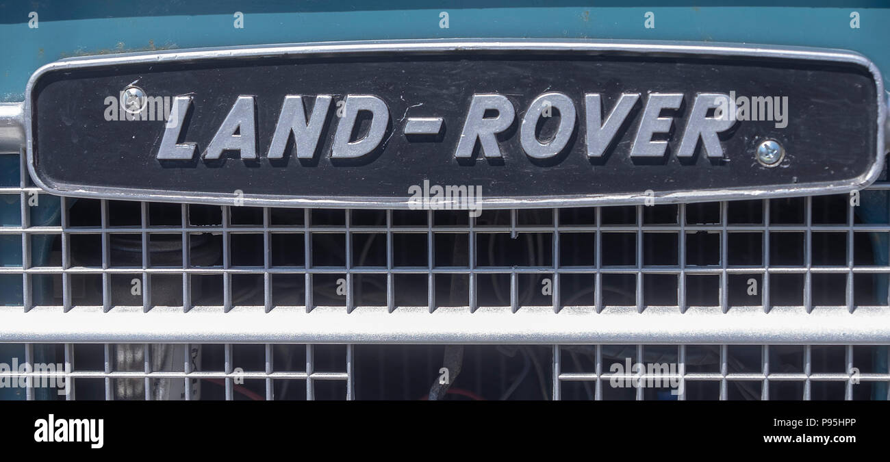 Land rover discovery on display hi-res stock photography and images - Alamy