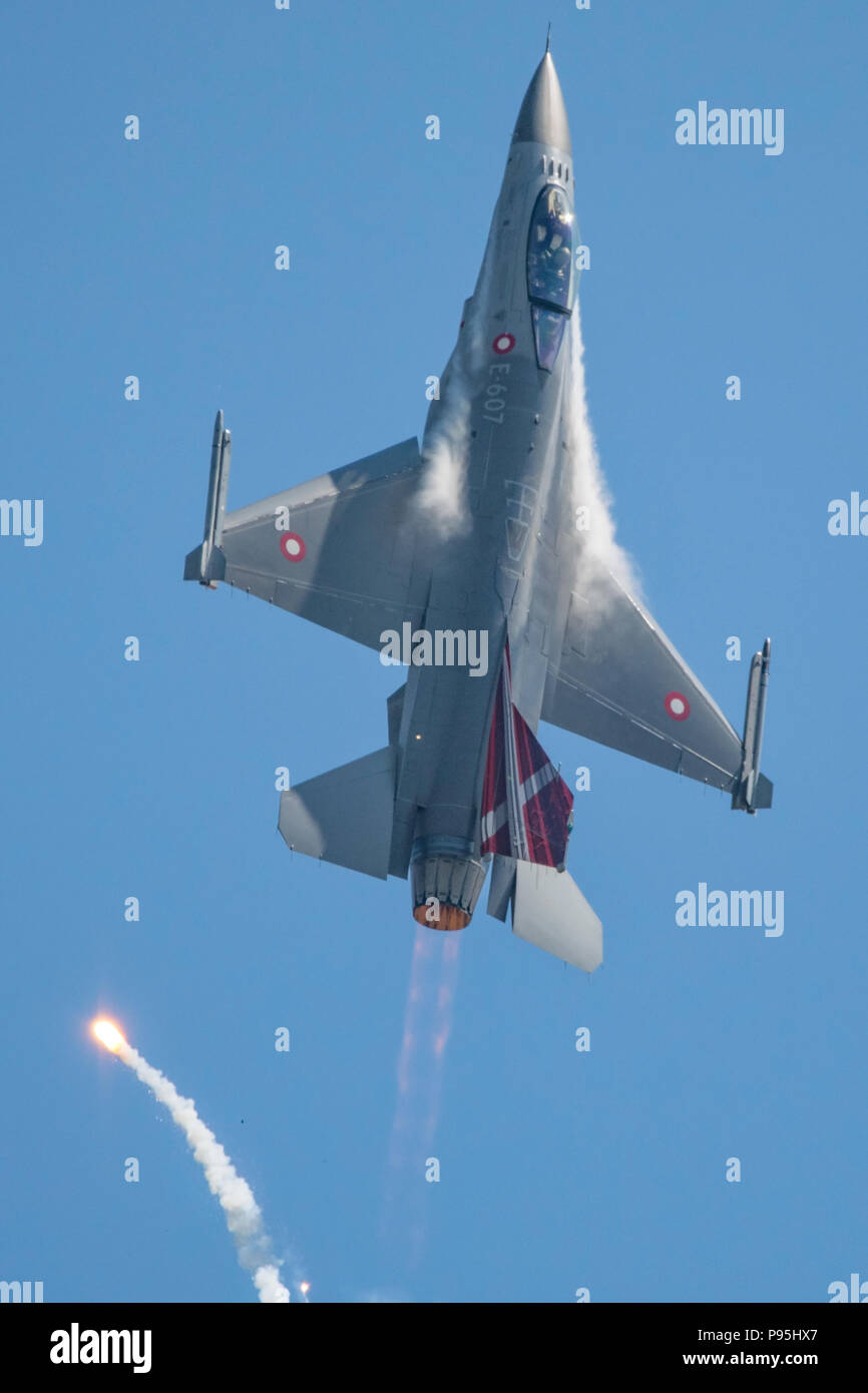 Chaff flares hi-res stock photography and images - Alamy