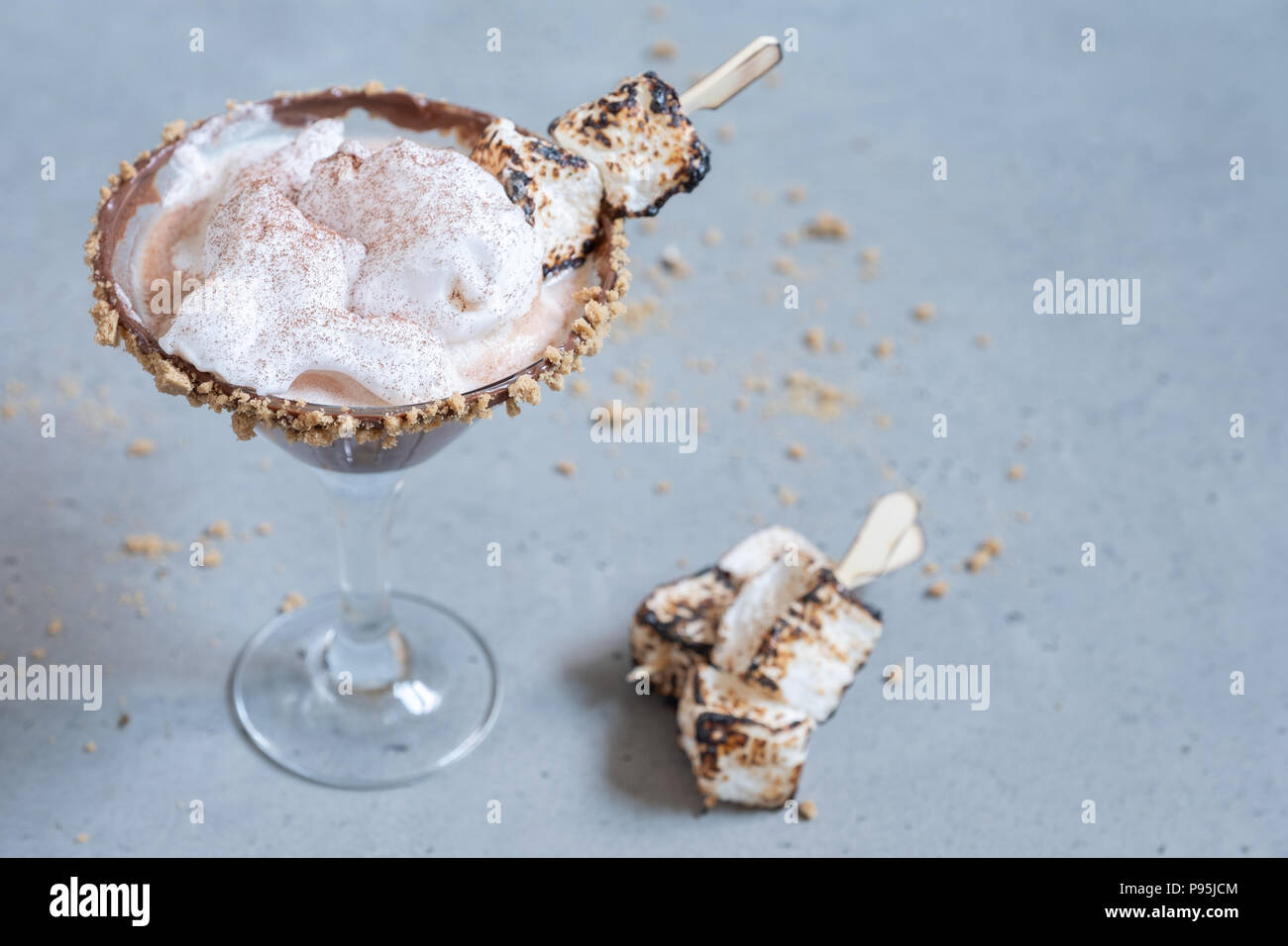 Whipped cream with graham crackers hi-res stock photography and images ...
