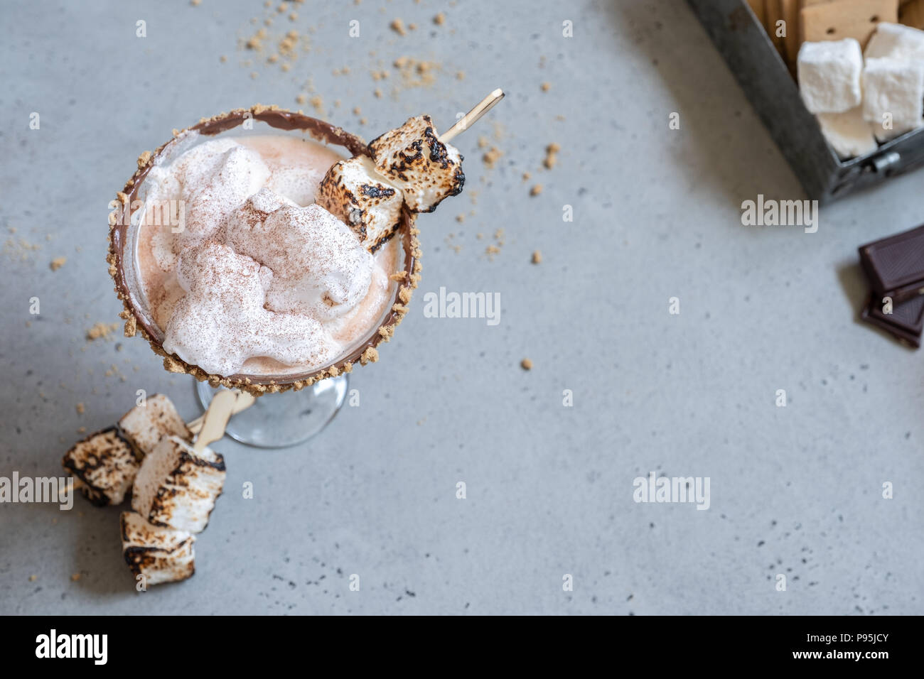 Whipped cream with graham crackers hi-res stock photography and images ...