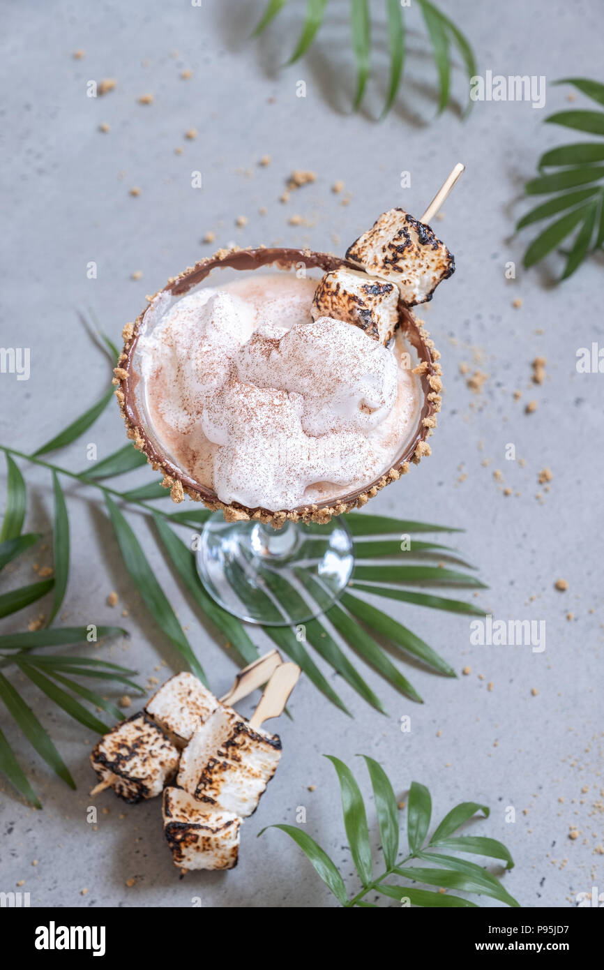 Whipped cream with graham crackers hi-res stock photography and images ...