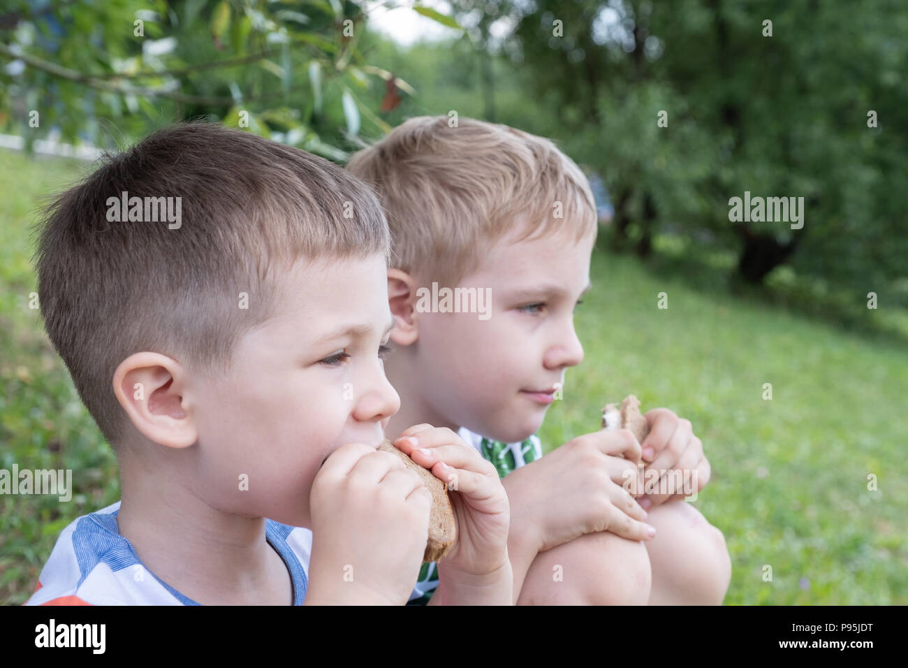 boy outdoors eating a sandwich Stock Photo - Alamy