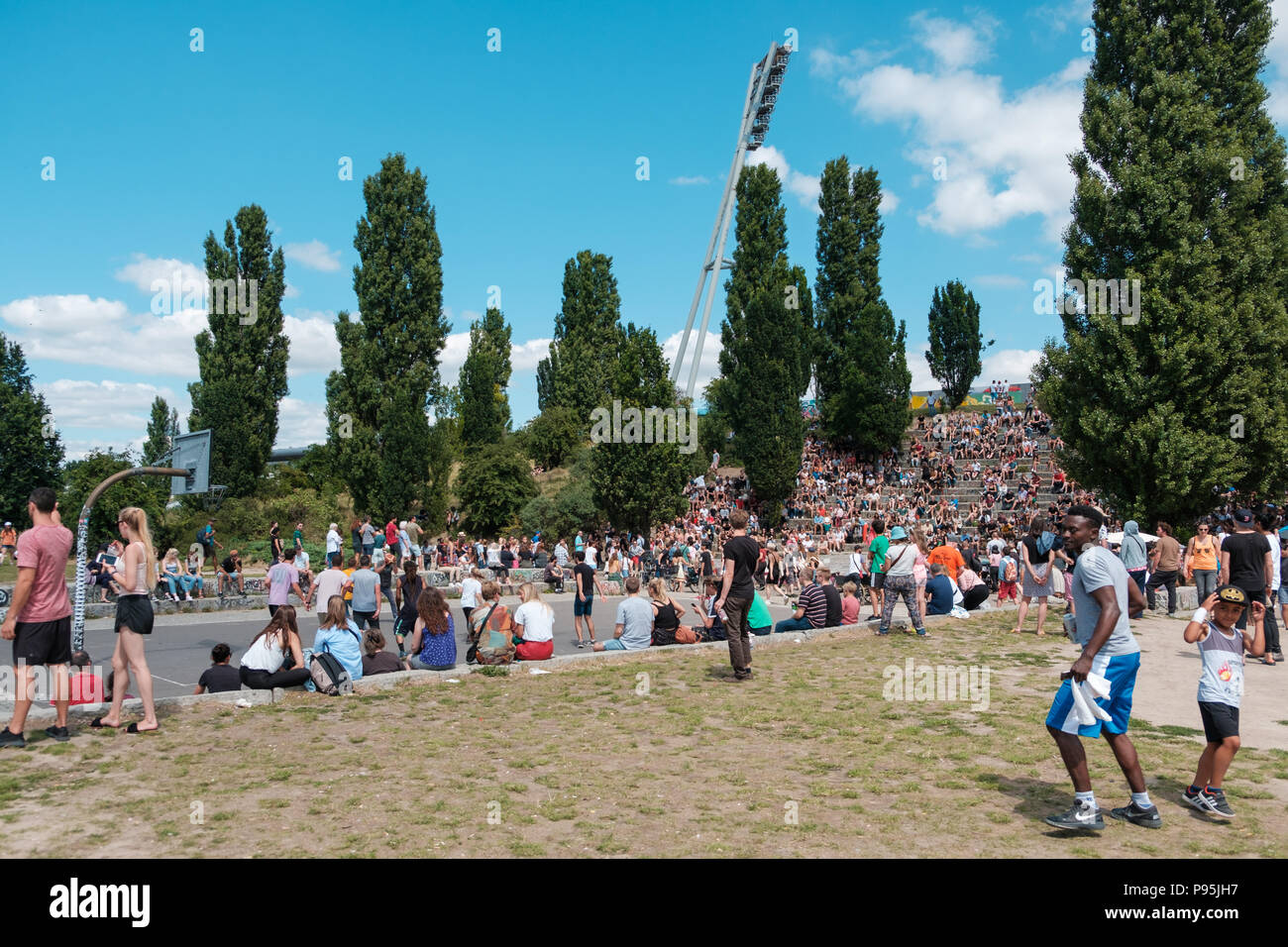 Crowd of people on grass hi-res stock photography and images - Alamy