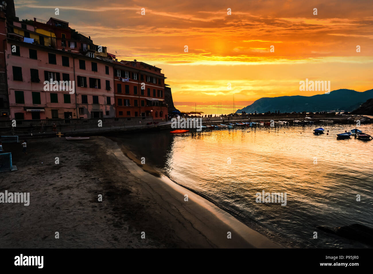Sunset over water boats hi-res stock photography and images - Alamy