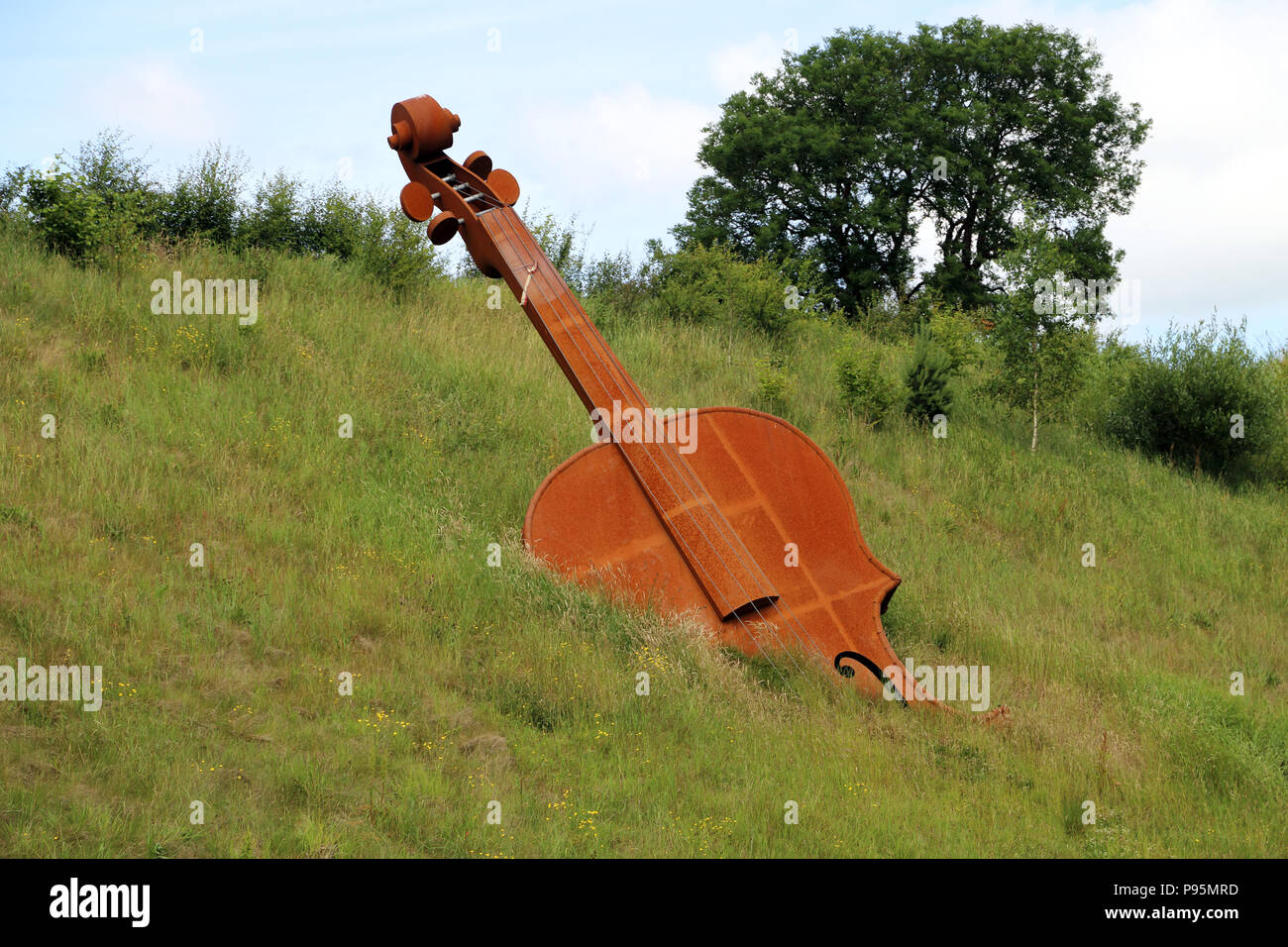 Large violin statue hi-res stock photography and images - Alamy