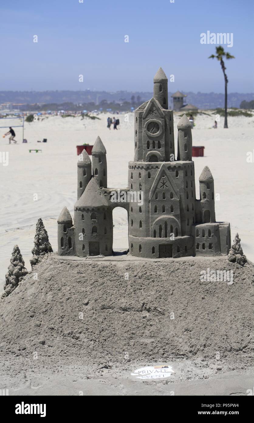Ca beach sandcastle hi-res stock photography and images - Alamy