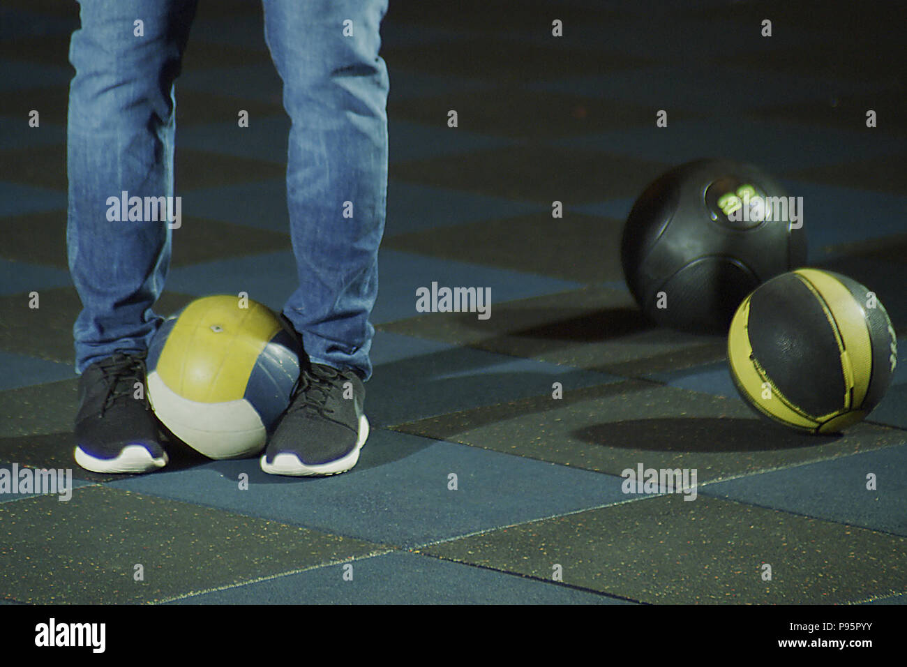 Man holding basketball in leg and ready to jump Stock Photo - Alamy