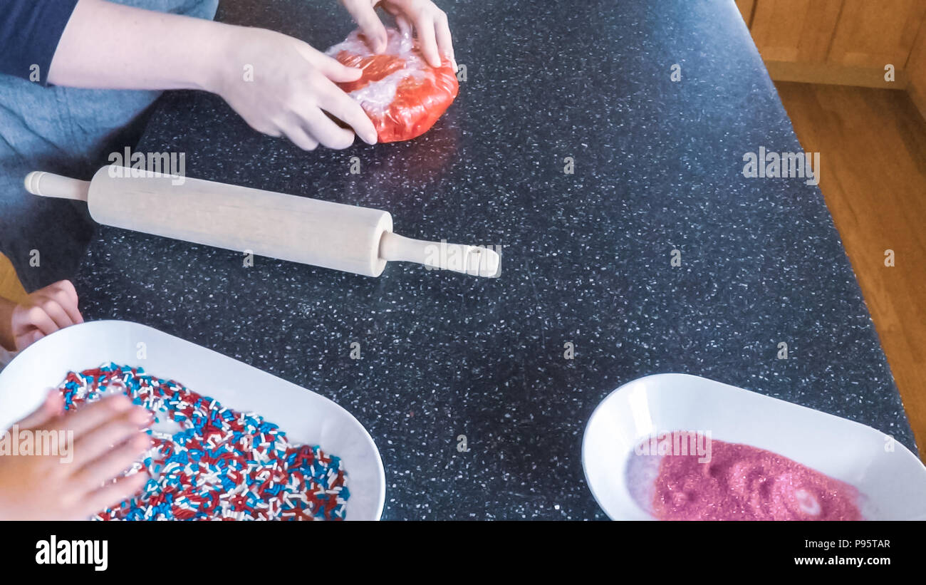 Step step mother daughter baking hi-res stock photography and images ...