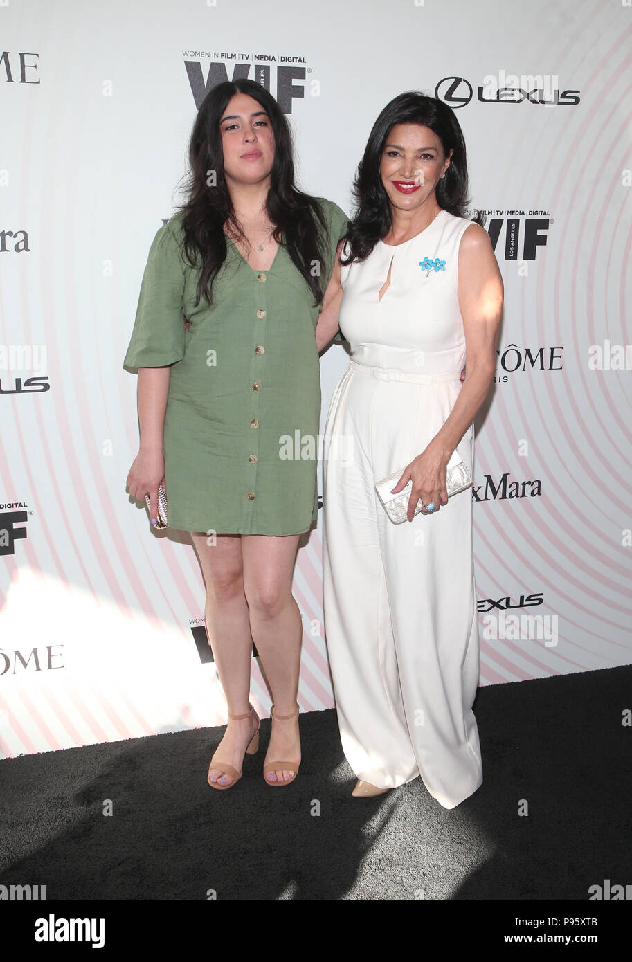 Tara Aghdashloo Manoto