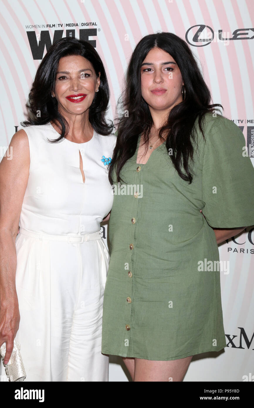 Tara Aghdashloo Manoto