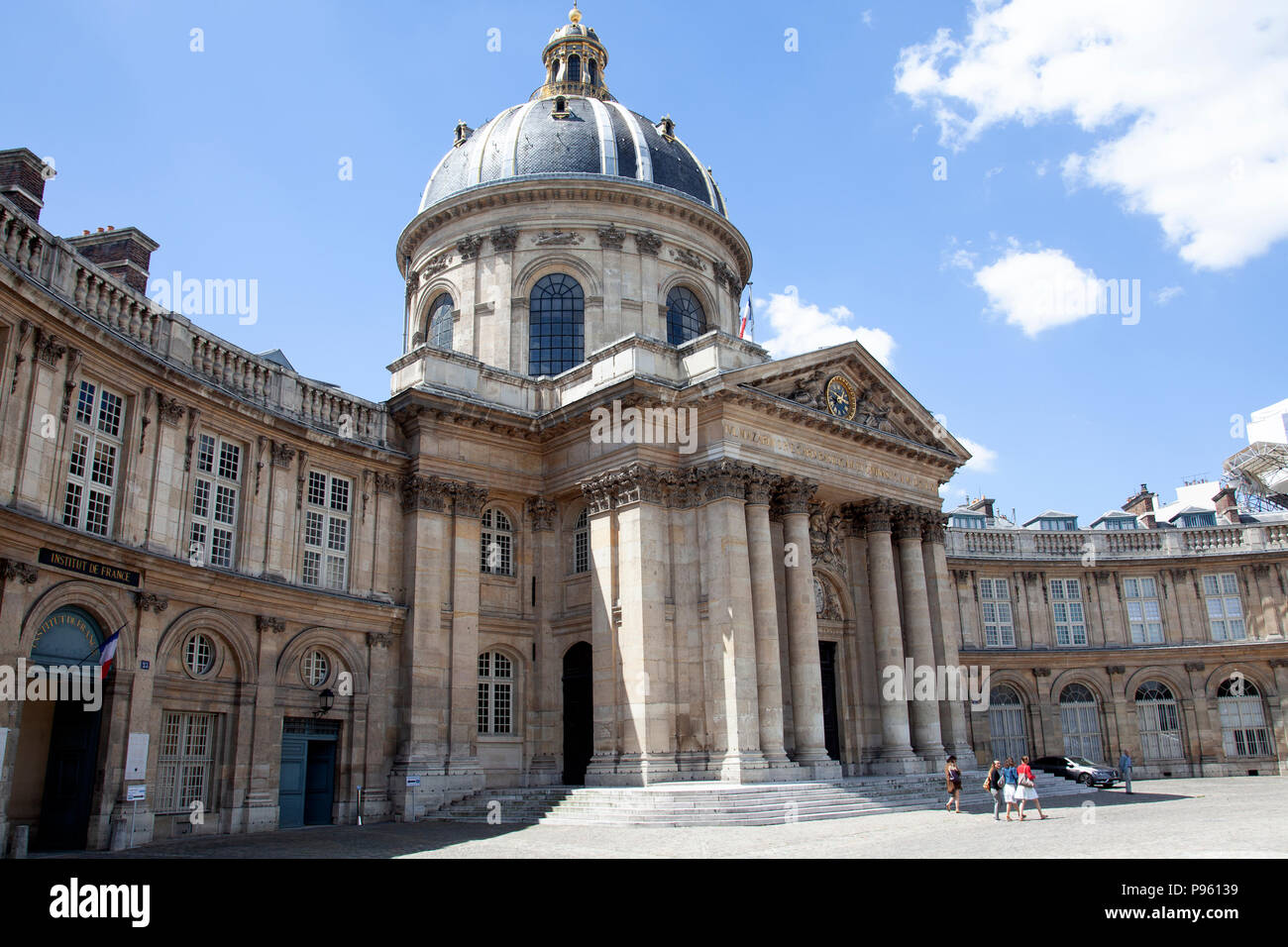Dome of the institute de france hi-res stock photography and images - Alamy