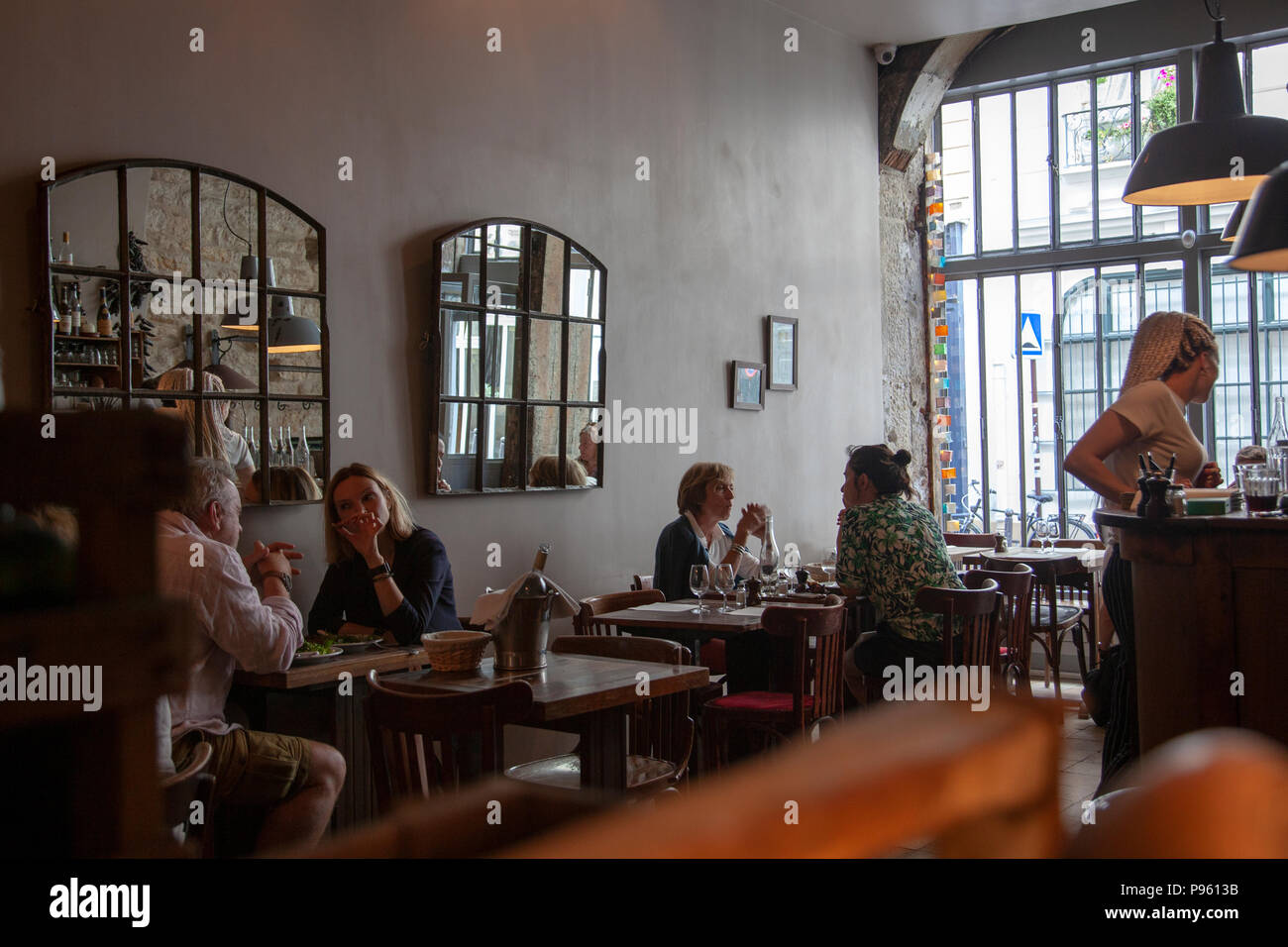 Inside paris restaurant hi-res stock photography and images - Alamy