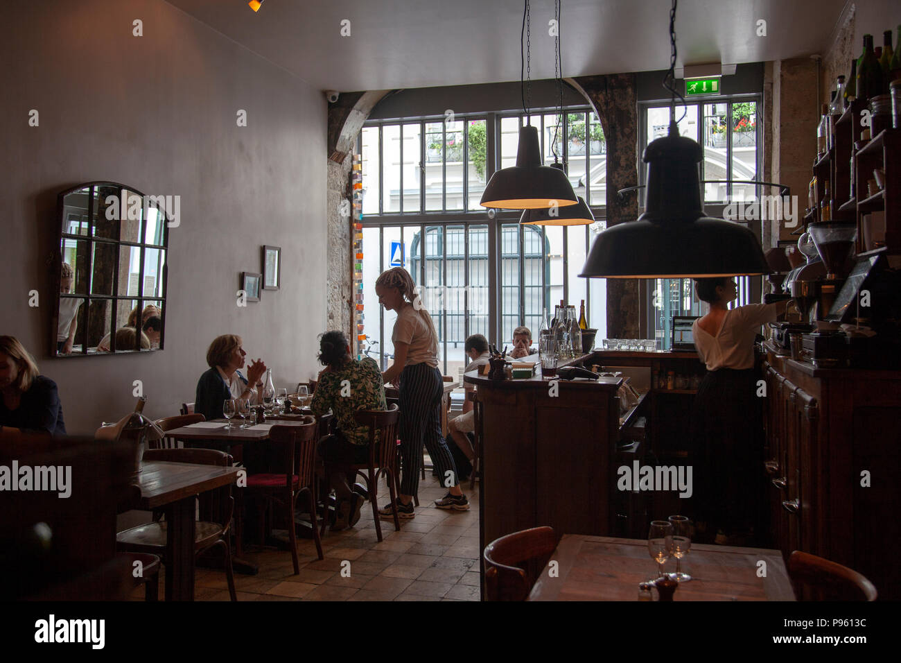 Inside paris restaurant hi-res stock photography and images - Alamy