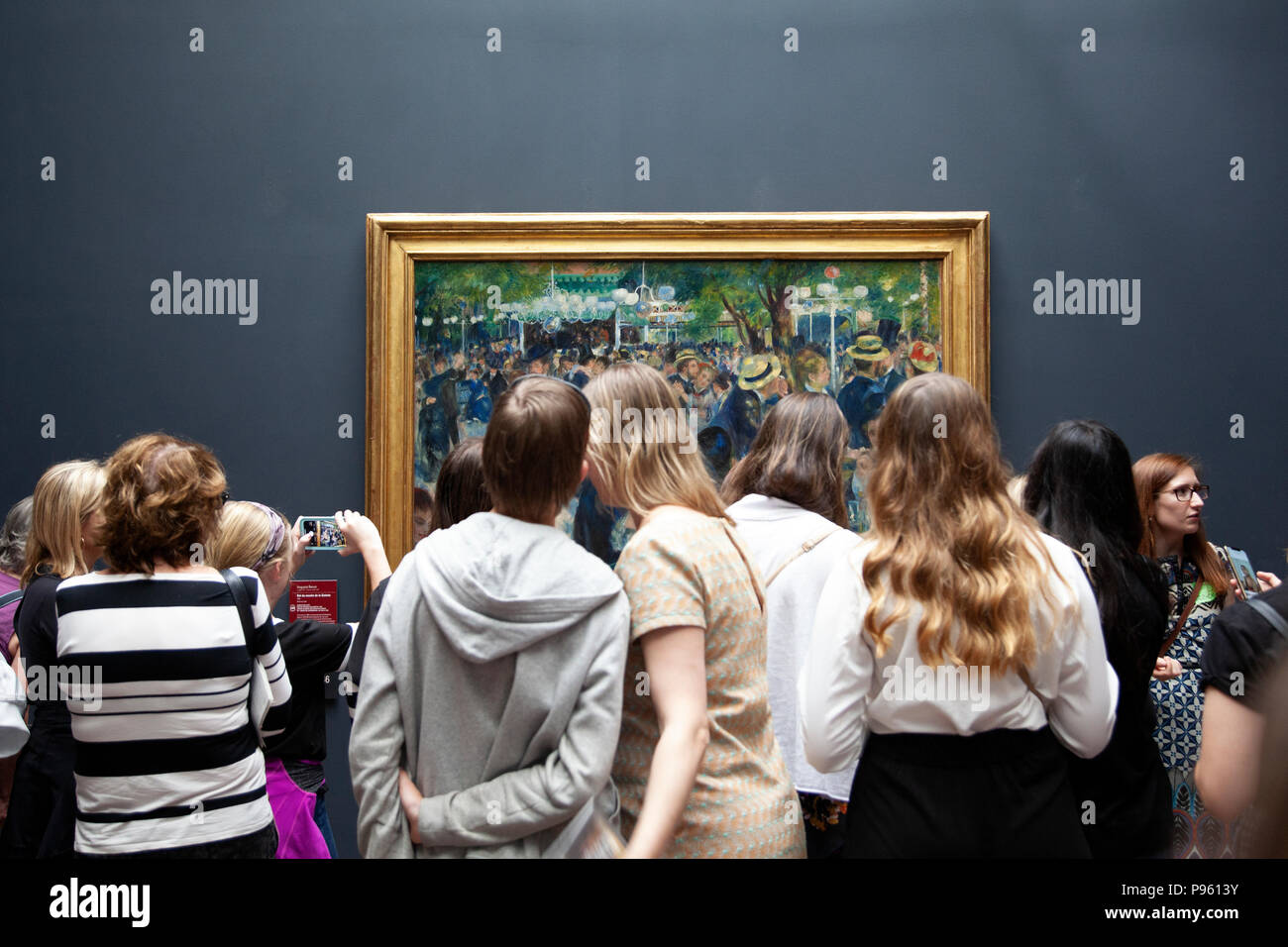Crowd looking gallery hi-res stock photography and images - Alamy