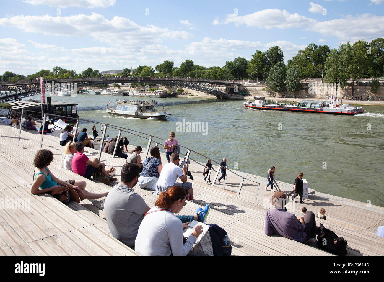Paris france on the left bank of the seine hi-res stock photography and ...