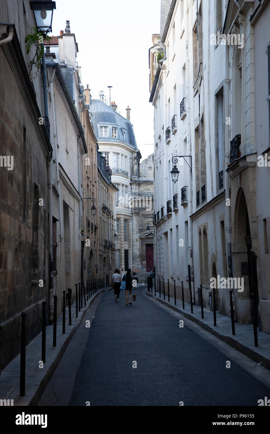 Narrow street in paris hi-res stock photography and images - Alamy