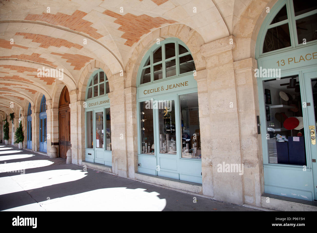 Place des arcades hi-res stock photography and images - Alamy