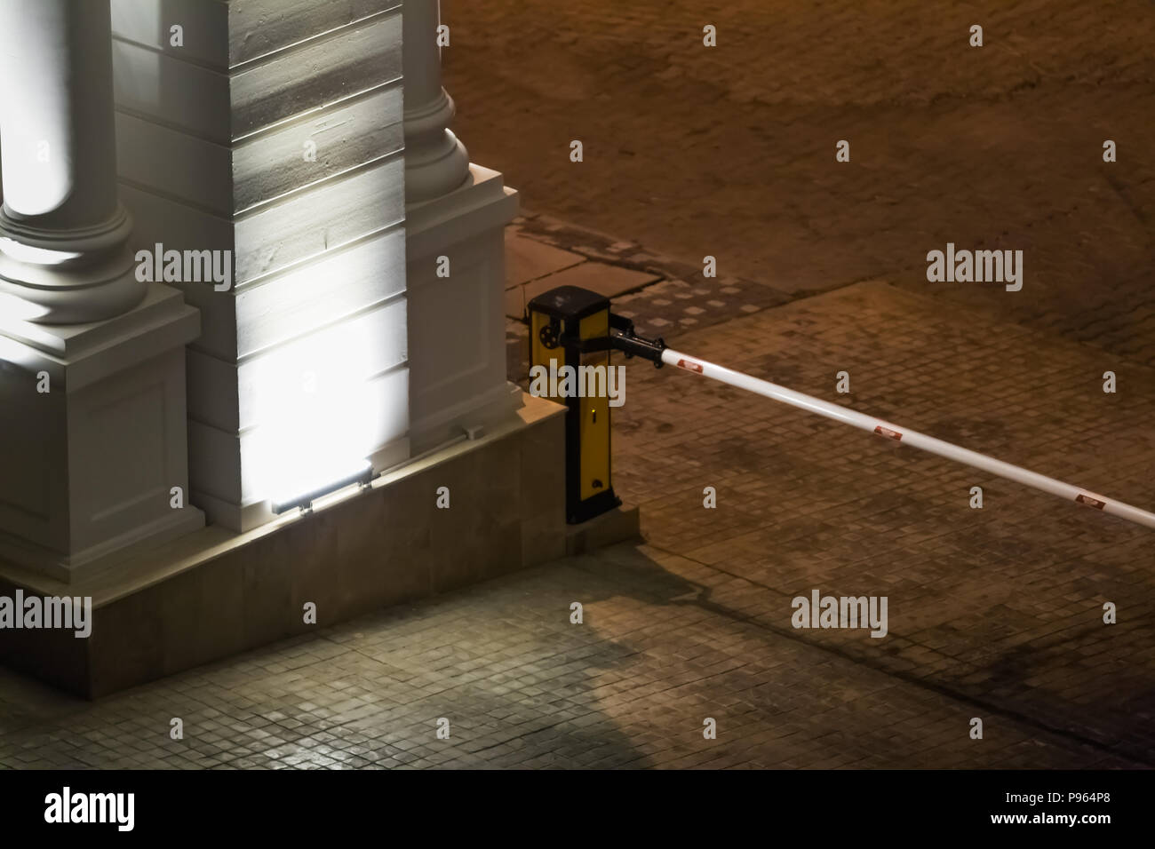 Building entry security barrier hi-res stock photography and images - Alamy