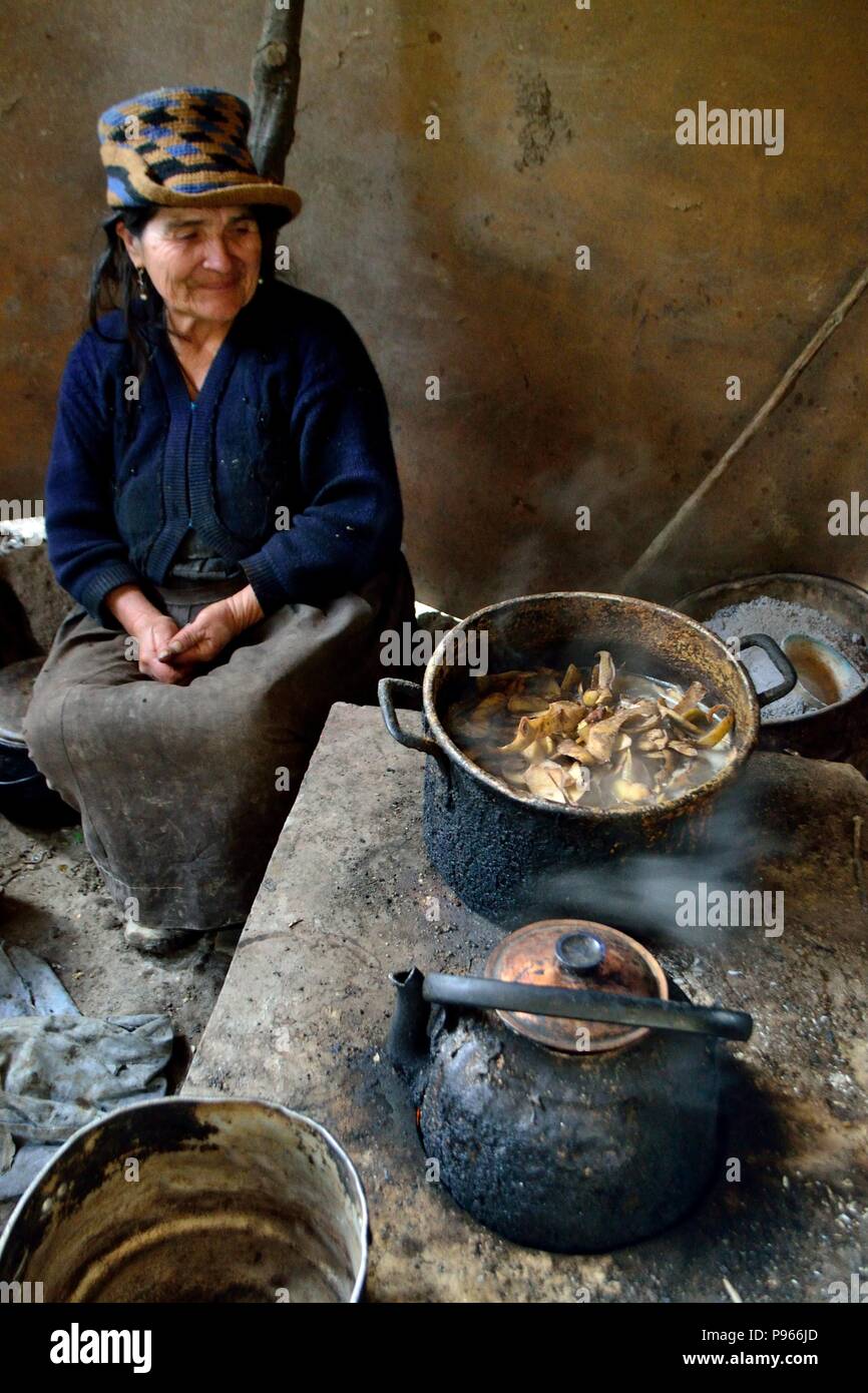 Baking potatoes ( pork food ) in SALALA " Las Huaringas " - HUANCABAMBA ...