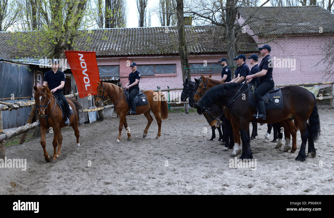 Police horses training hi-res stock photography and images - Alamy
