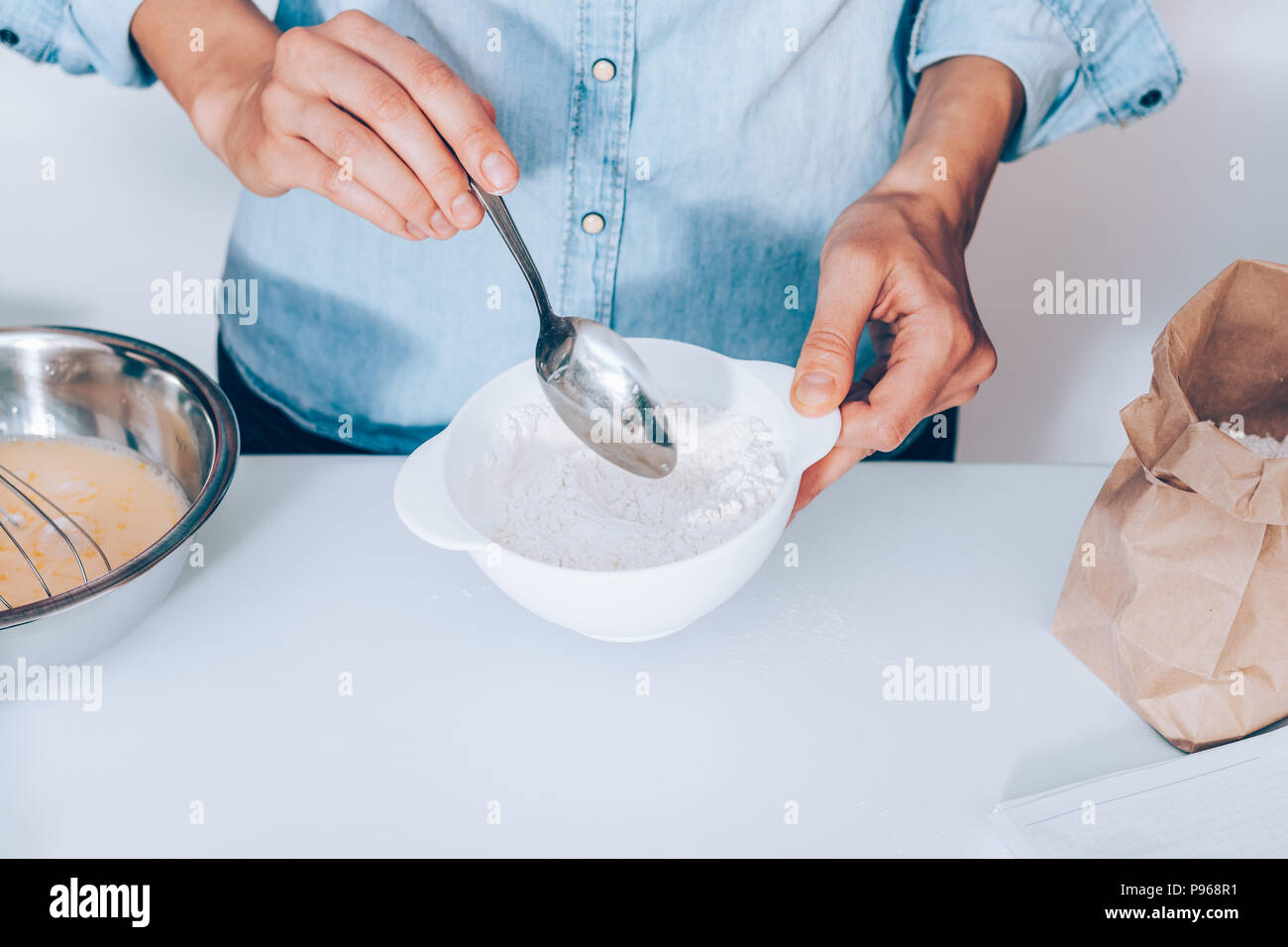 Woman tablespoon flour hi-res stock photography and images - Alamy