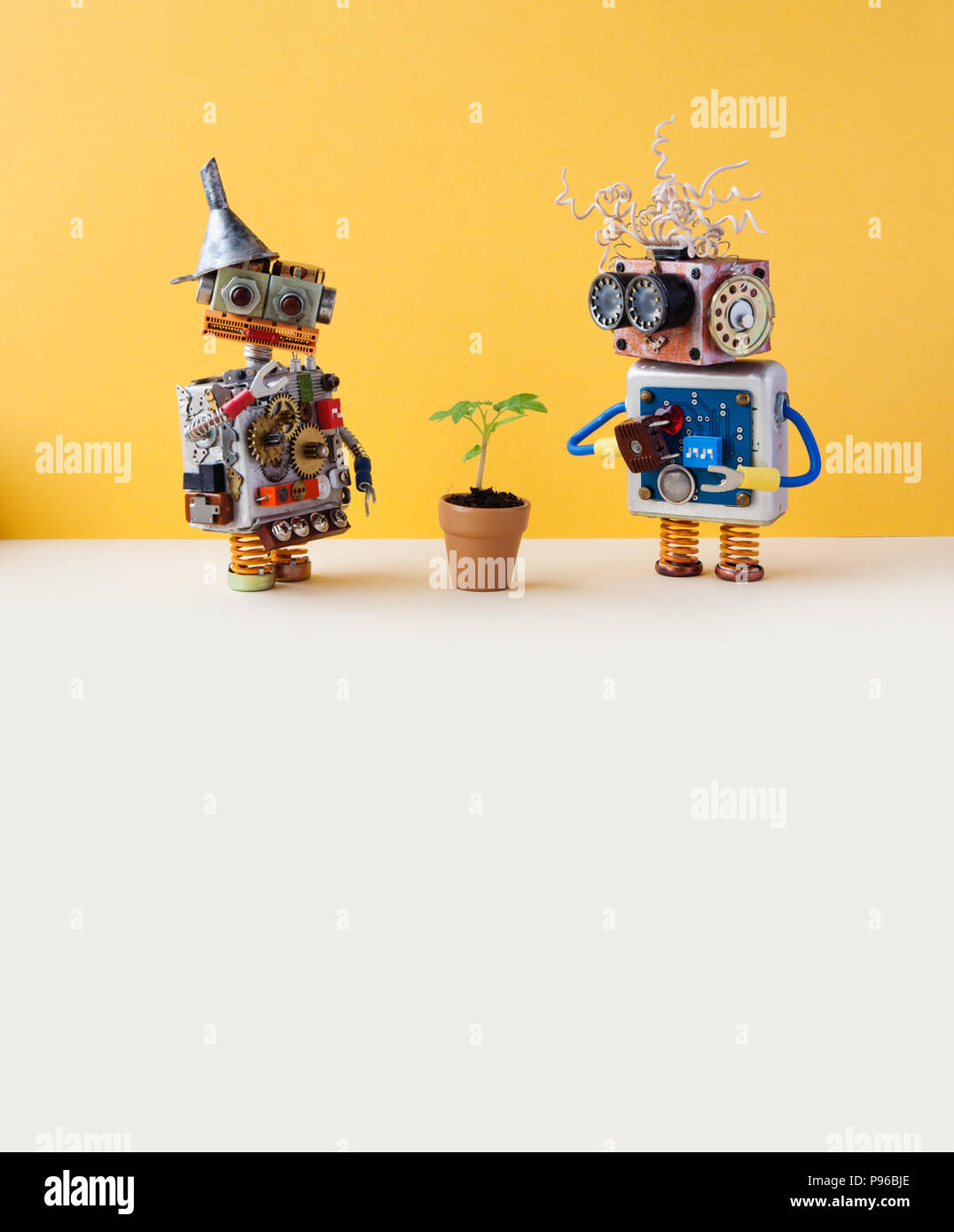 Friendly robots hi-res stock photography and images - Alamy