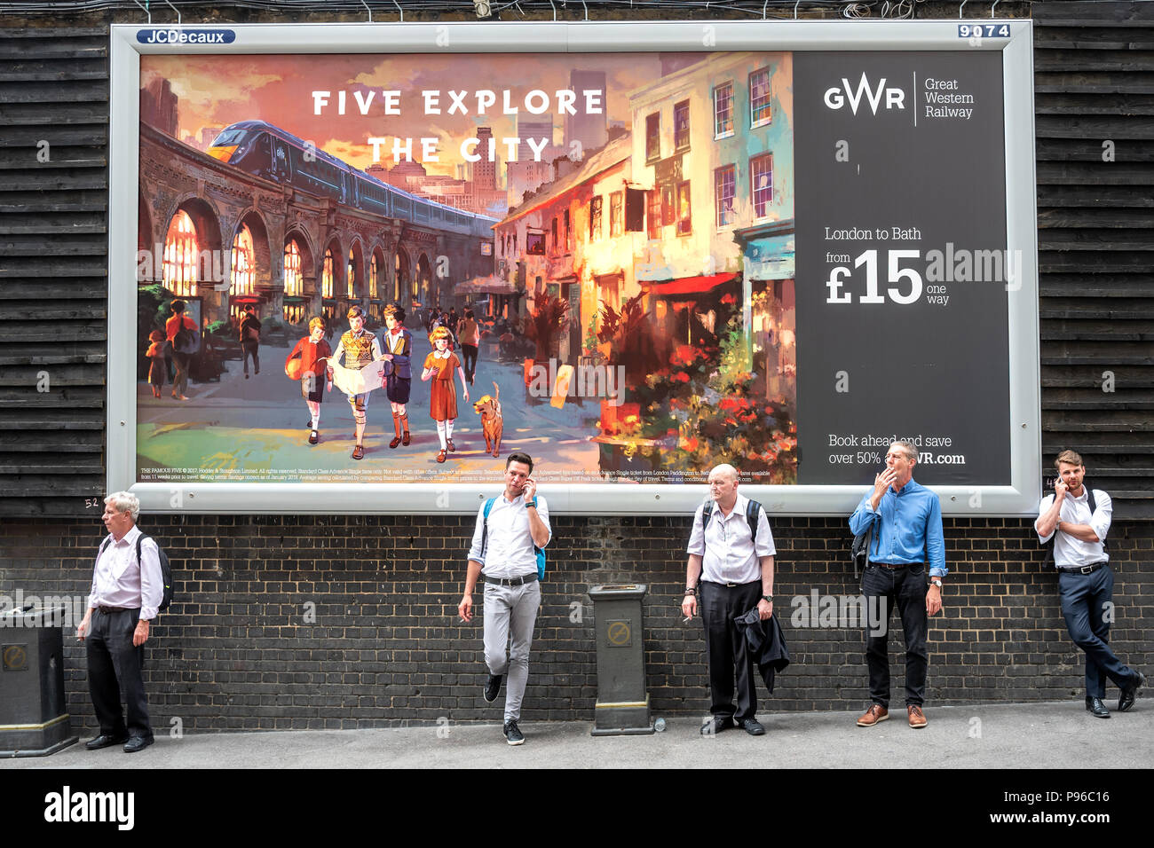 Smokers outside hi-res stock photography and images - Alamy