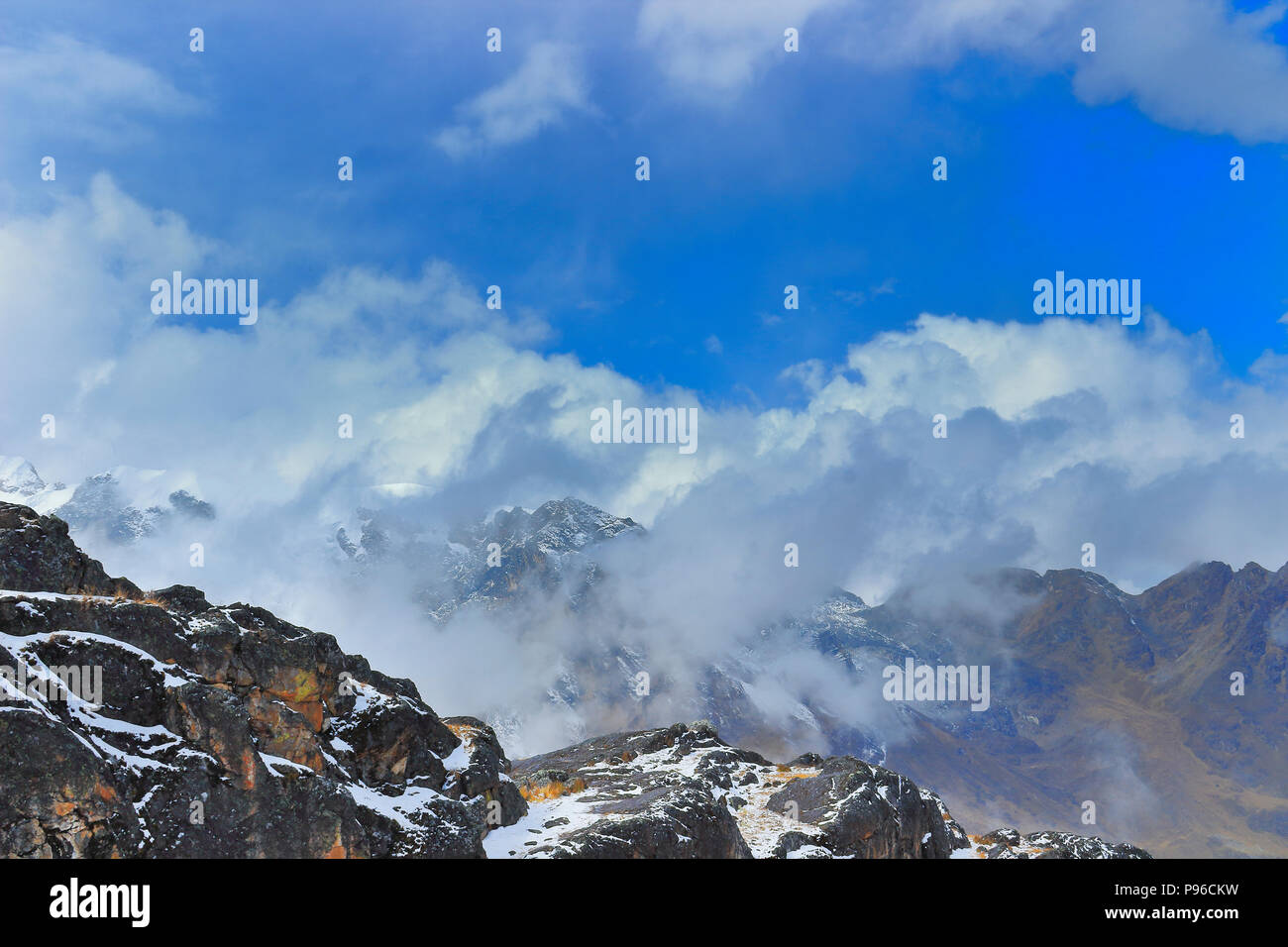 Fog over hills hi-res stock photography and images - Alamy