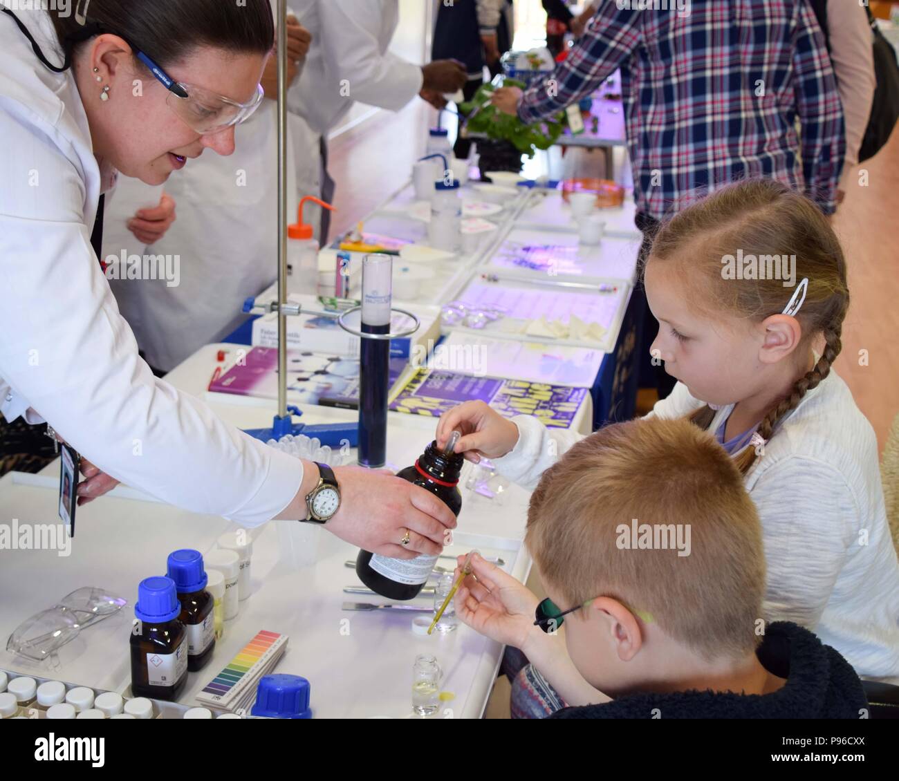 Science lesson uk hi-res stock photography and images - Alamy