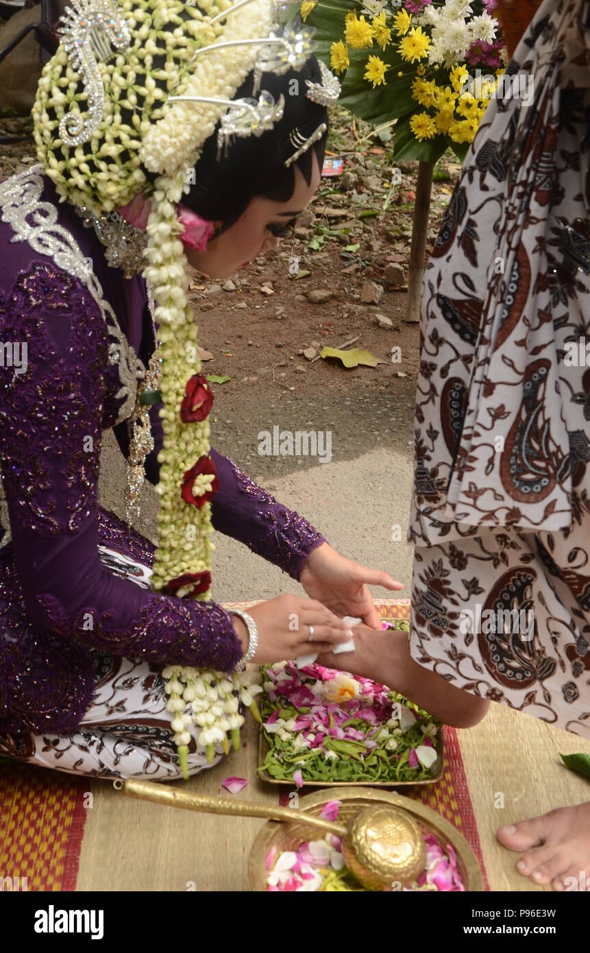 Java Traditional Weeding culture Stock Photo - Alamy