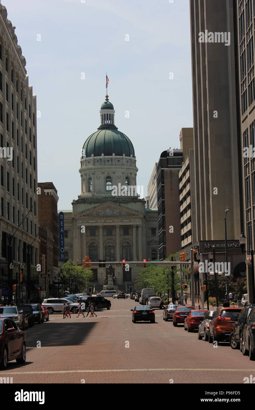 Street scene and Indiana State Capitol Building in downtown ...