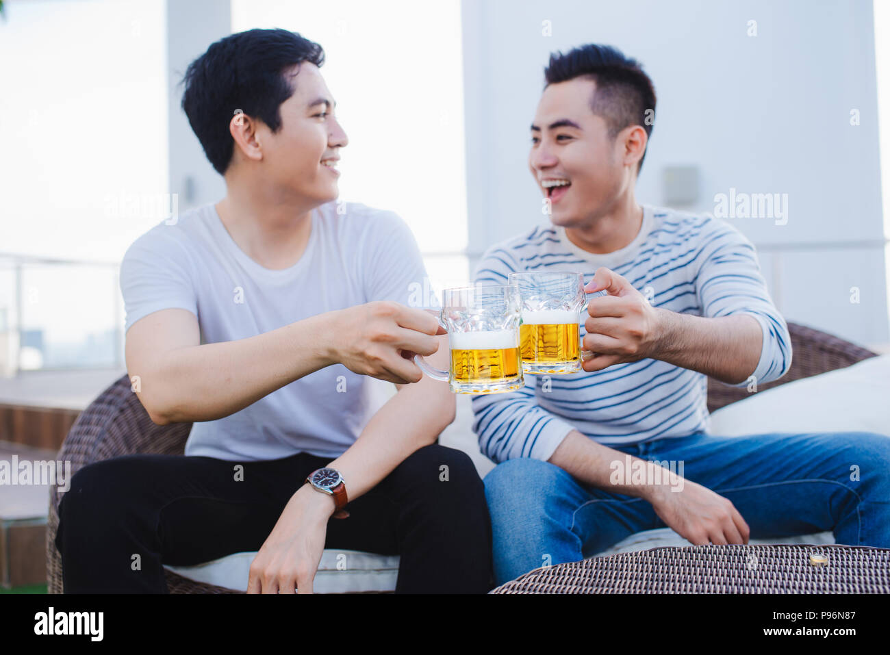 Clinking glass hi-res stock photography and images - Alamy