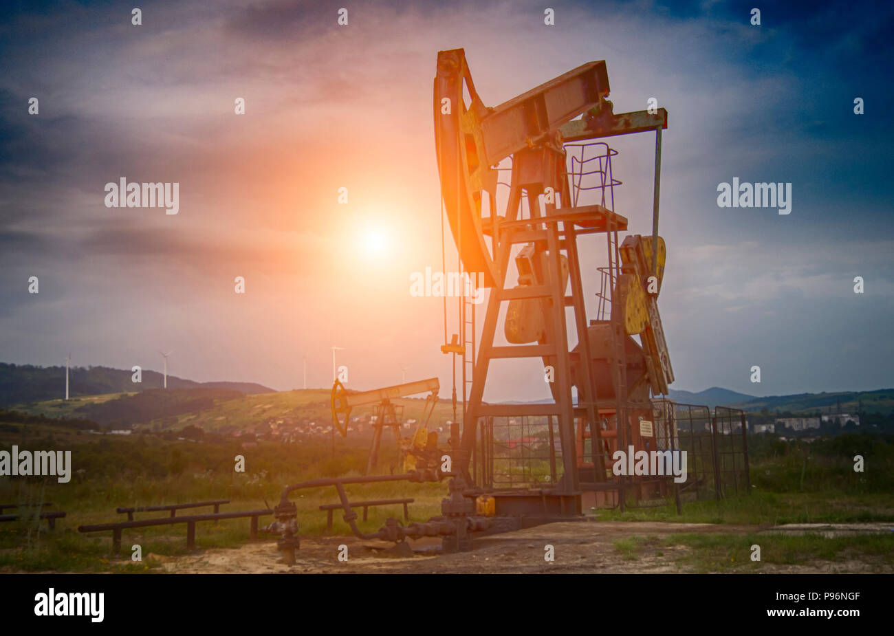 Oilfield sunset hi-res stock photography and images - Alamy