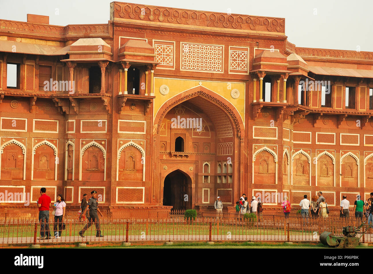 Carving details on the exterior wall of Jahangir Mahal, Red Fort, Agra ...