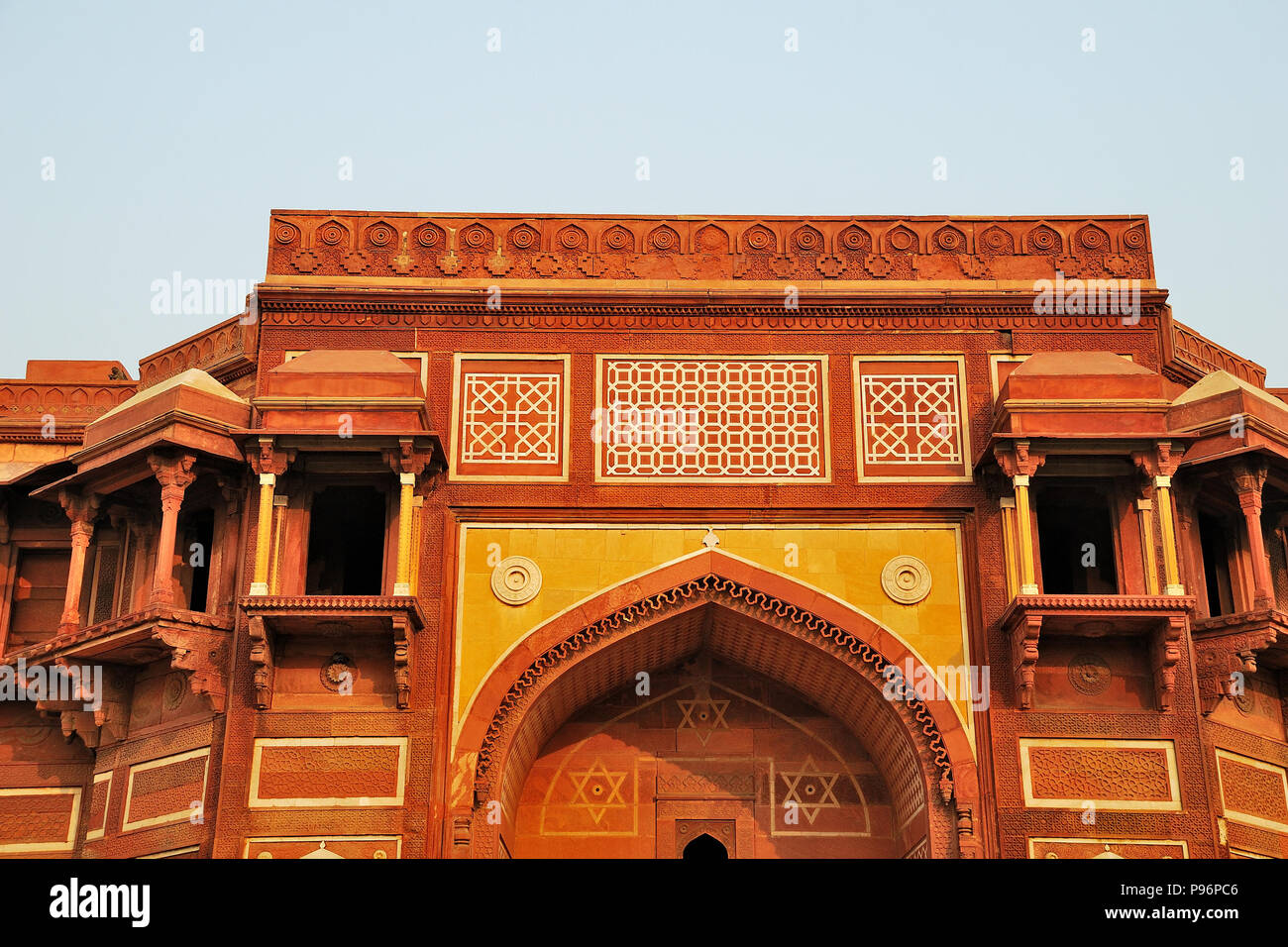 Carving details on the exterior wall of Jahangir Mahal, Red Fort, Agra ...