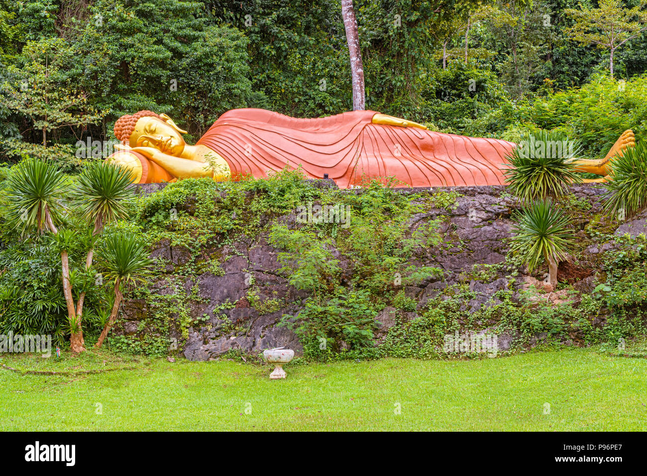Sleeping buddha statue hi-res stock photography and images - Alamy