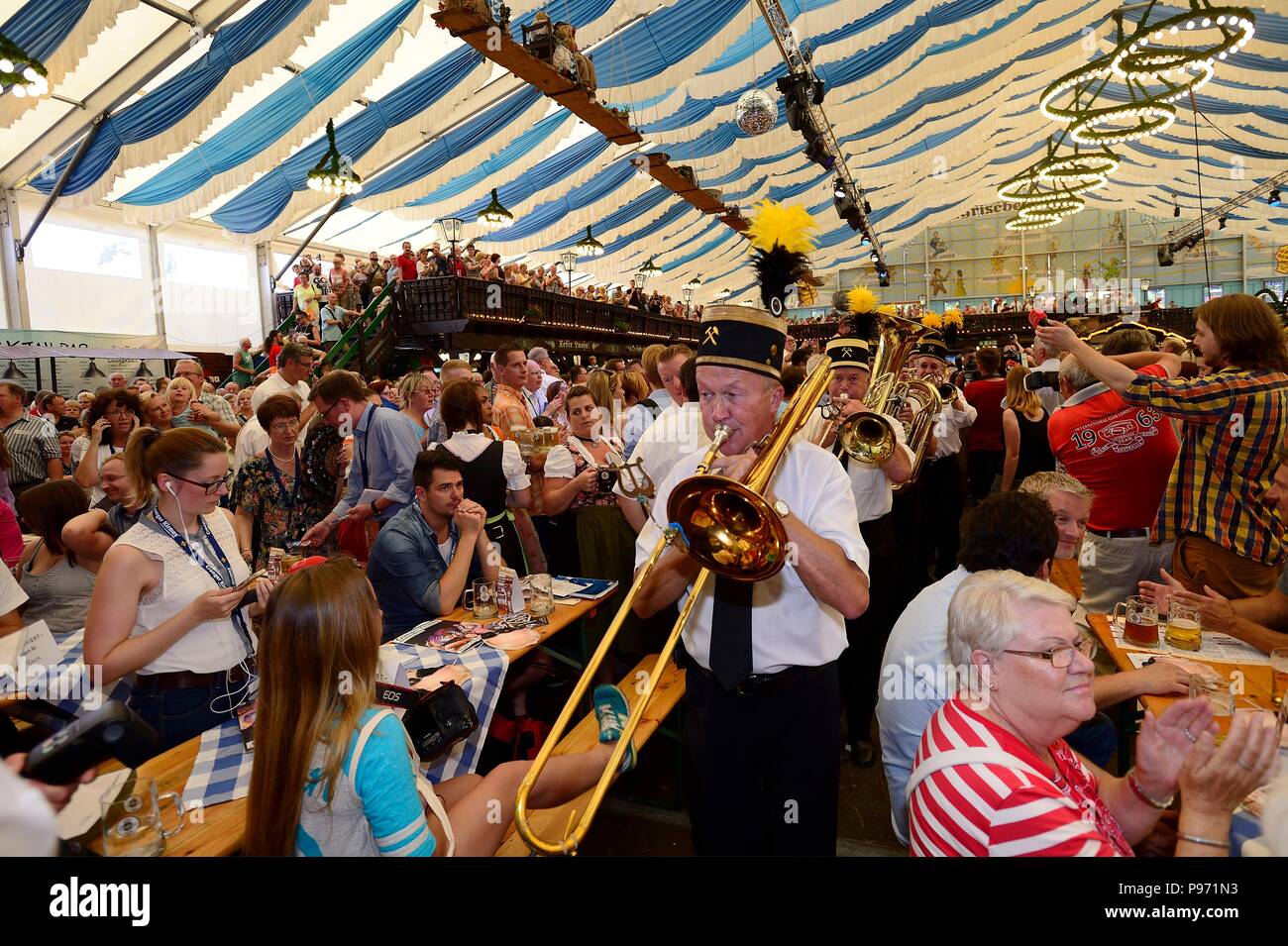 Kirmes hi-res stock photography and images - Alamy