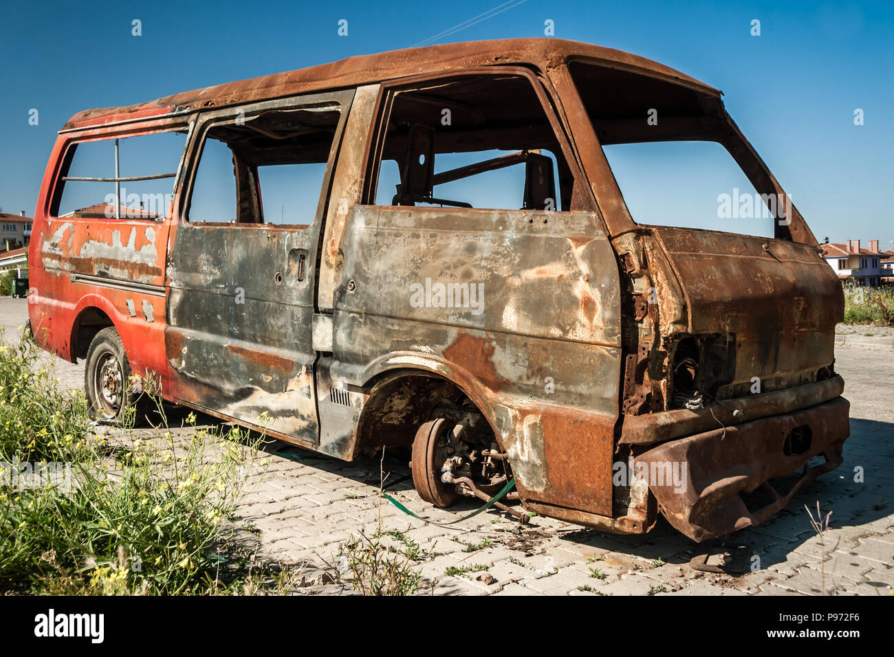 Abandoned minivan hi-res stock photography and images - Alamy
