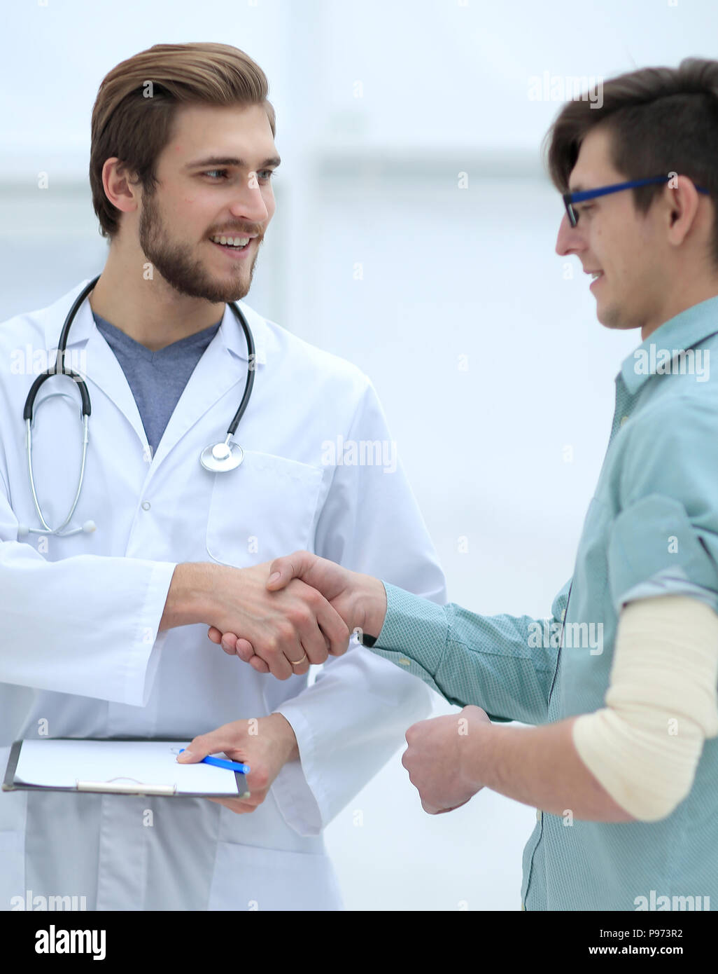 doctor congratulating the patient with recovery Stock Photo - Alamy