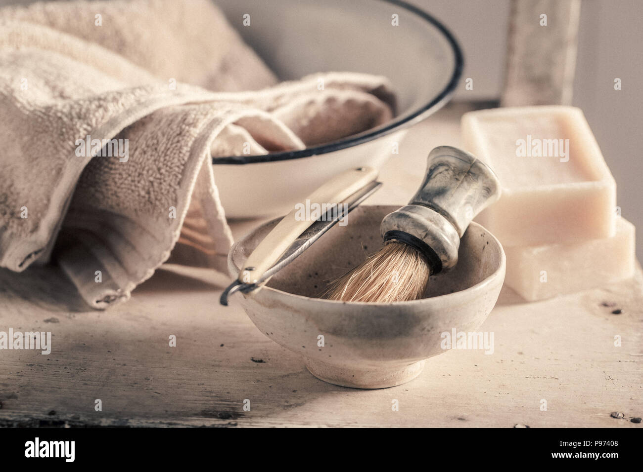 Vintage shaving set razor hi-res stock photography and images - Alamy