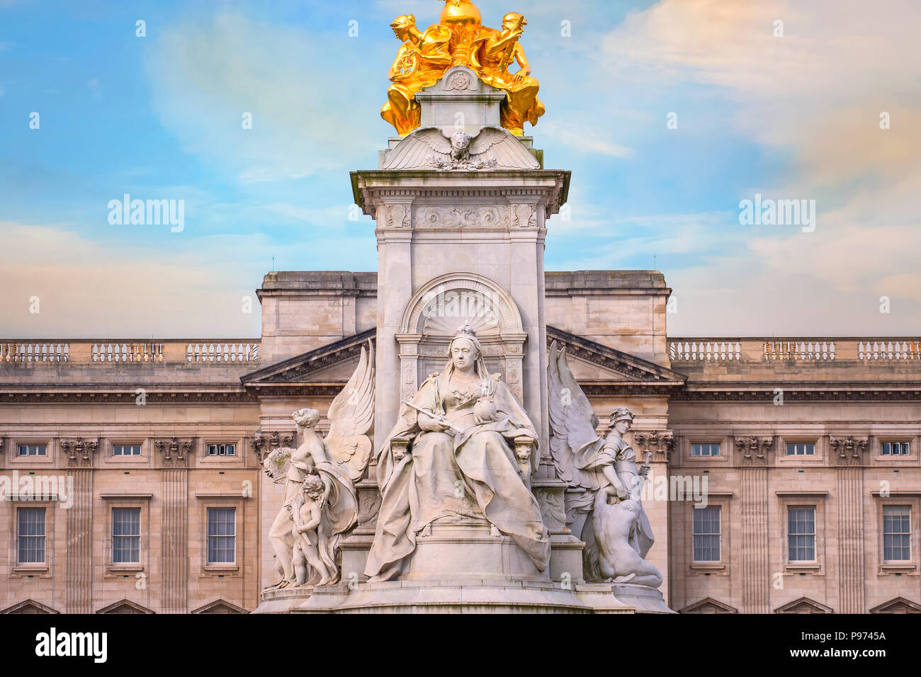 Victoria Memorial at the Mall Road in front of Buckingham Palace ...
