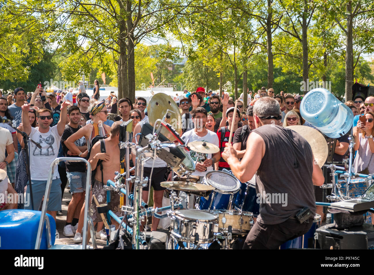 A street musician performing hi-res stock photography and images - Alamy