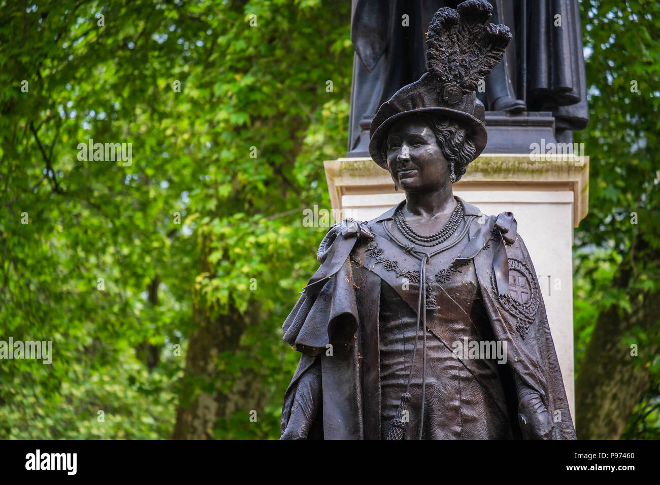 Queen Elizabeth Monument at the Mall Road, London UK Stock Photo - Alamy