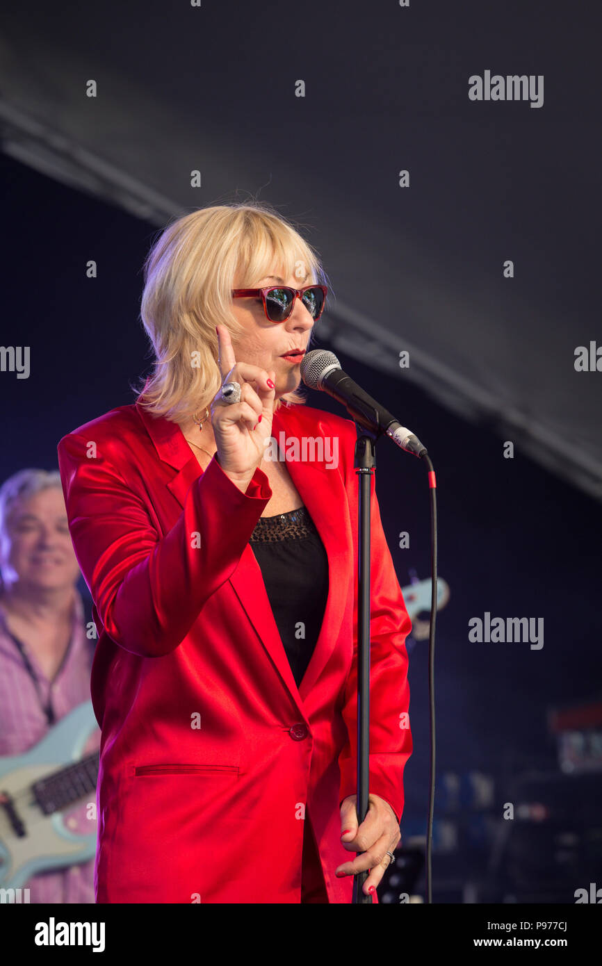 Mari wilson queen of the beehive hi-res stock photography and images ...