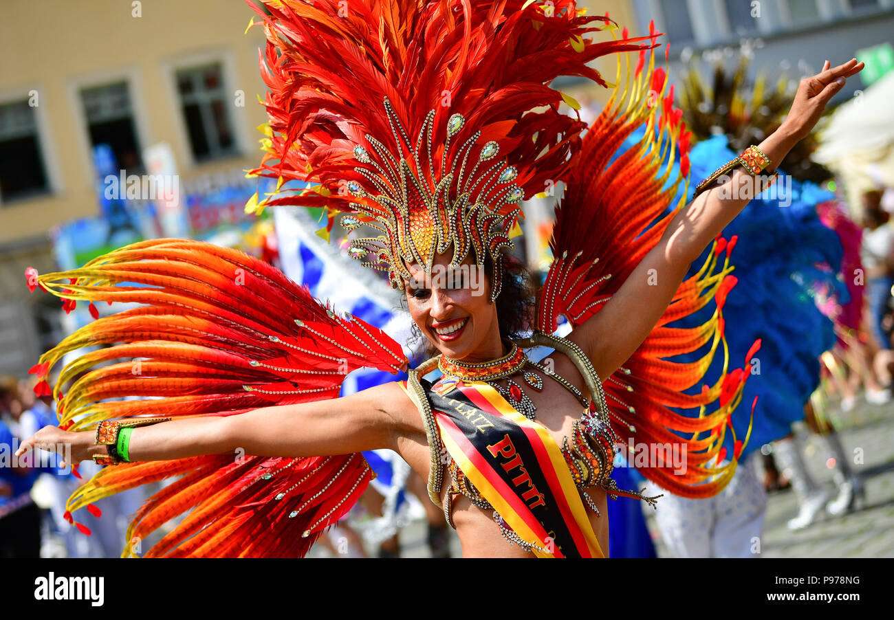 Coburg, Germany. 15th July, 2018. A dancer in the parade at the Samba ...